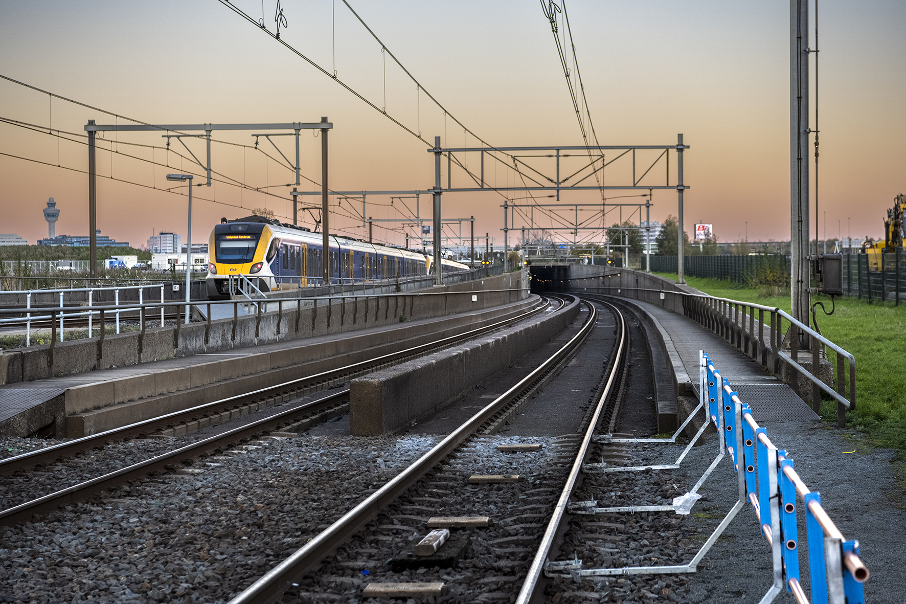 Review of first Schiphol train-free period - Rail EN